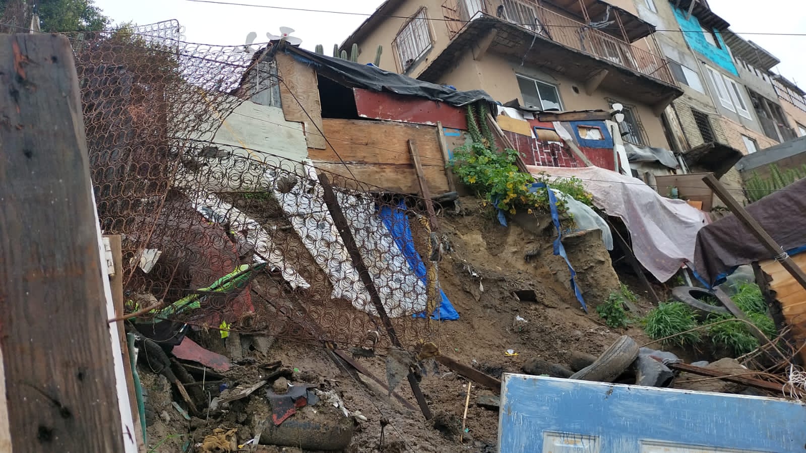 Pierden su casa por derrumbe de talud en col. Francisco Villa - KSDY ...
