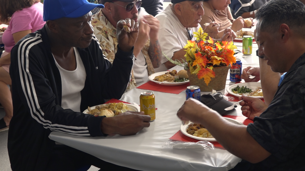 Father Joe’s Villages celebra Acción de Gracias con la comunidad más ...