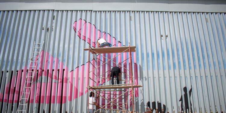 Artistas le ponen color al nuevo muro fronterizo en Playas de Tijuana ...