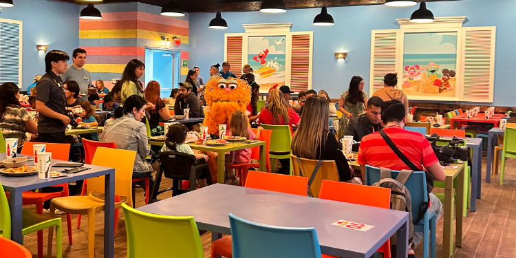 ¡Visita el Nuevo Dine with Elmo & Friends en Sesame Place San Diego ...